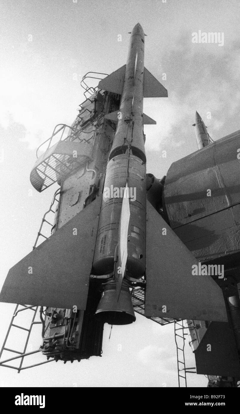 Mounting antiair missiles onto Dzerzhinsky cruiser Stock Photo - Alamy