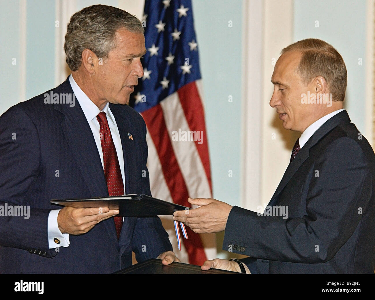 Russian President Vladimir Putin and US President George W Bush ...