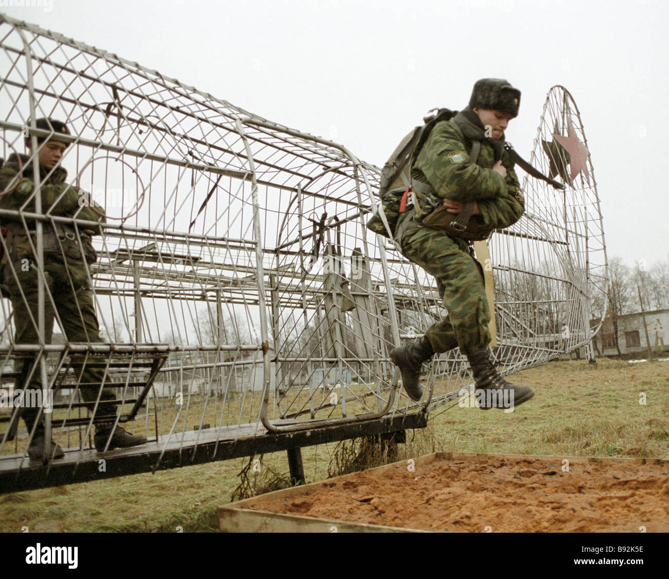 Soldiers practicing parachute jumps Stock Photo - Alamy