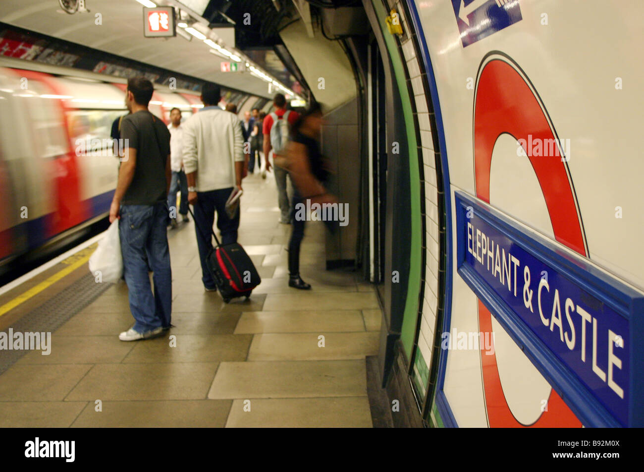 Elephant and castle underground station london hi-res stock photography ...