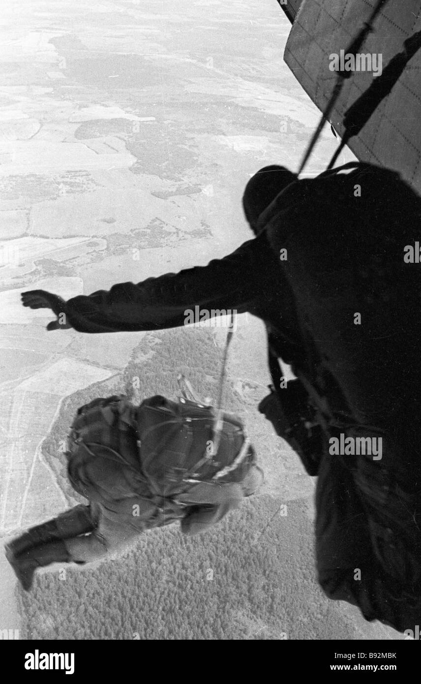 Paratroopers making a training parachute jump Stock Photo - Alamy