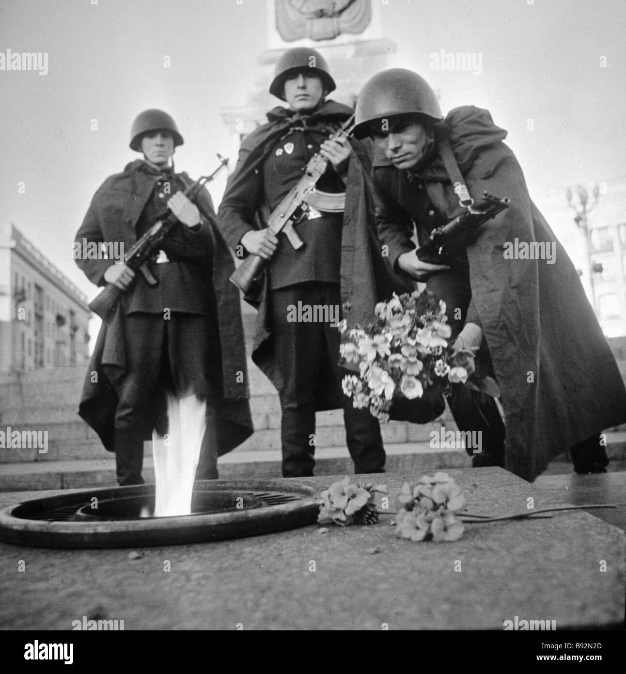 Soviet troops bring flowers to the Eternal Flame Stock Photo - Alamy
