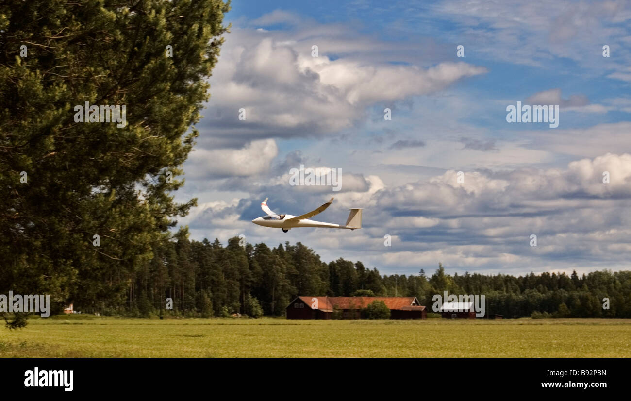 Aircraft flying low hi-res stock photography and images - Alamy