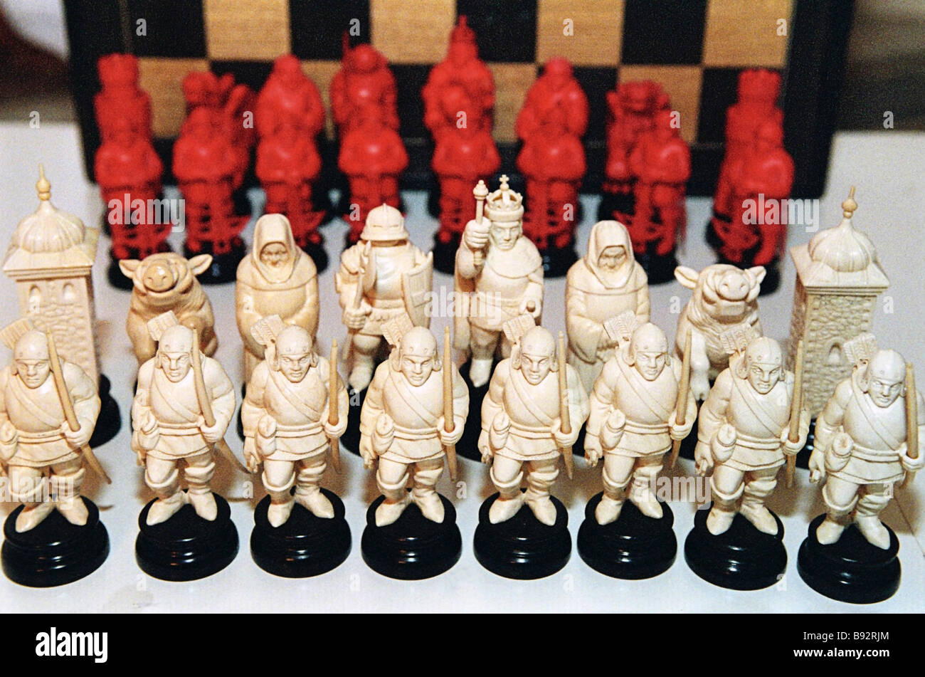 The Wars of the Roses chess set Former world chess champion UNICEF ...