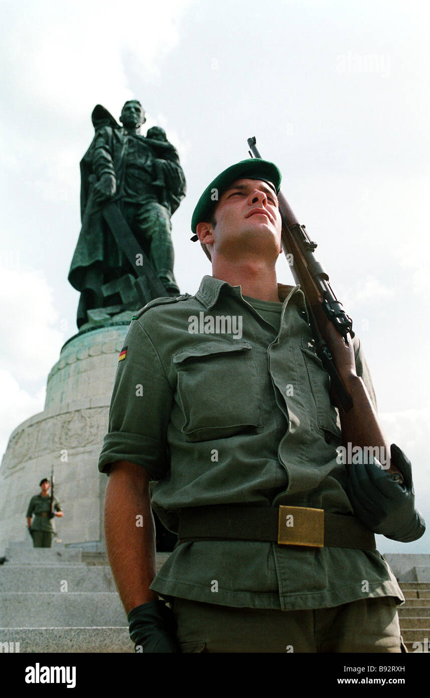 German soldier on guard at the monument to Soviet soldiers in the ...