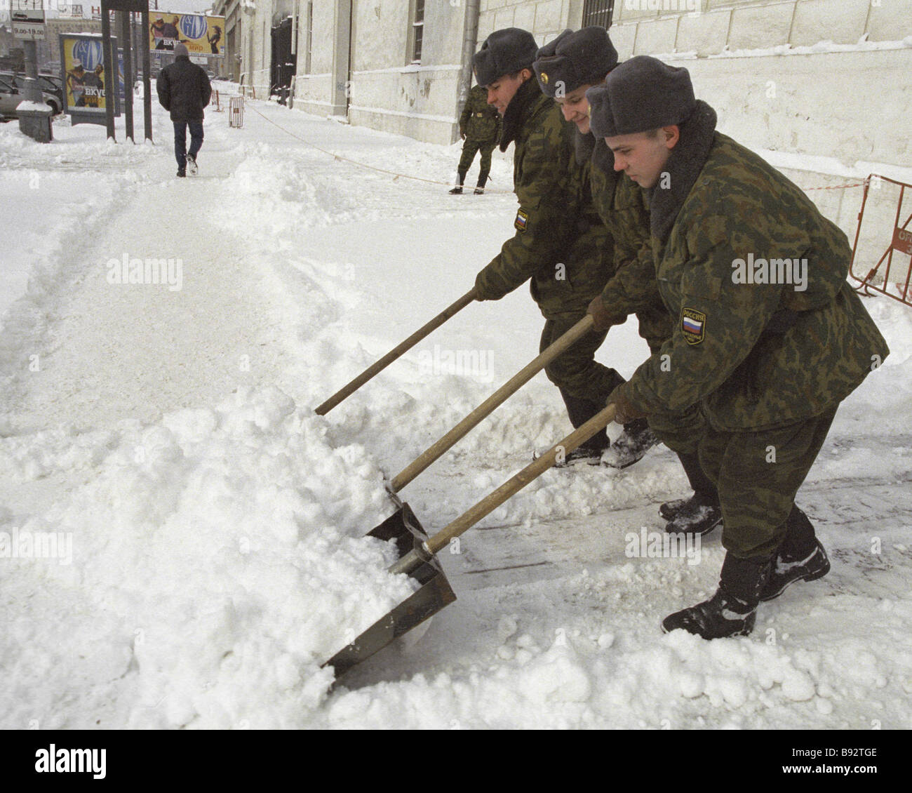 Soldiers cleaning snow in Zubovsky Square Moscow Stock Photo - Alamy