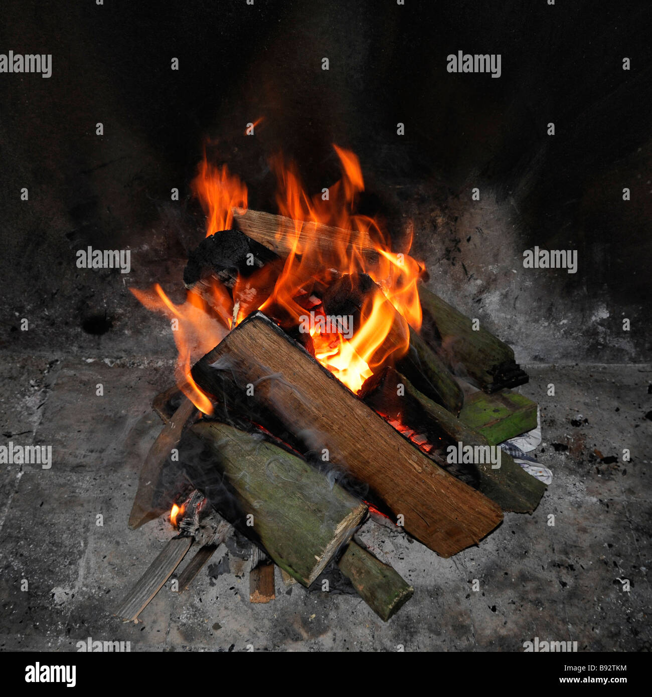 Log fire hi-res stock photography and images - Alamy