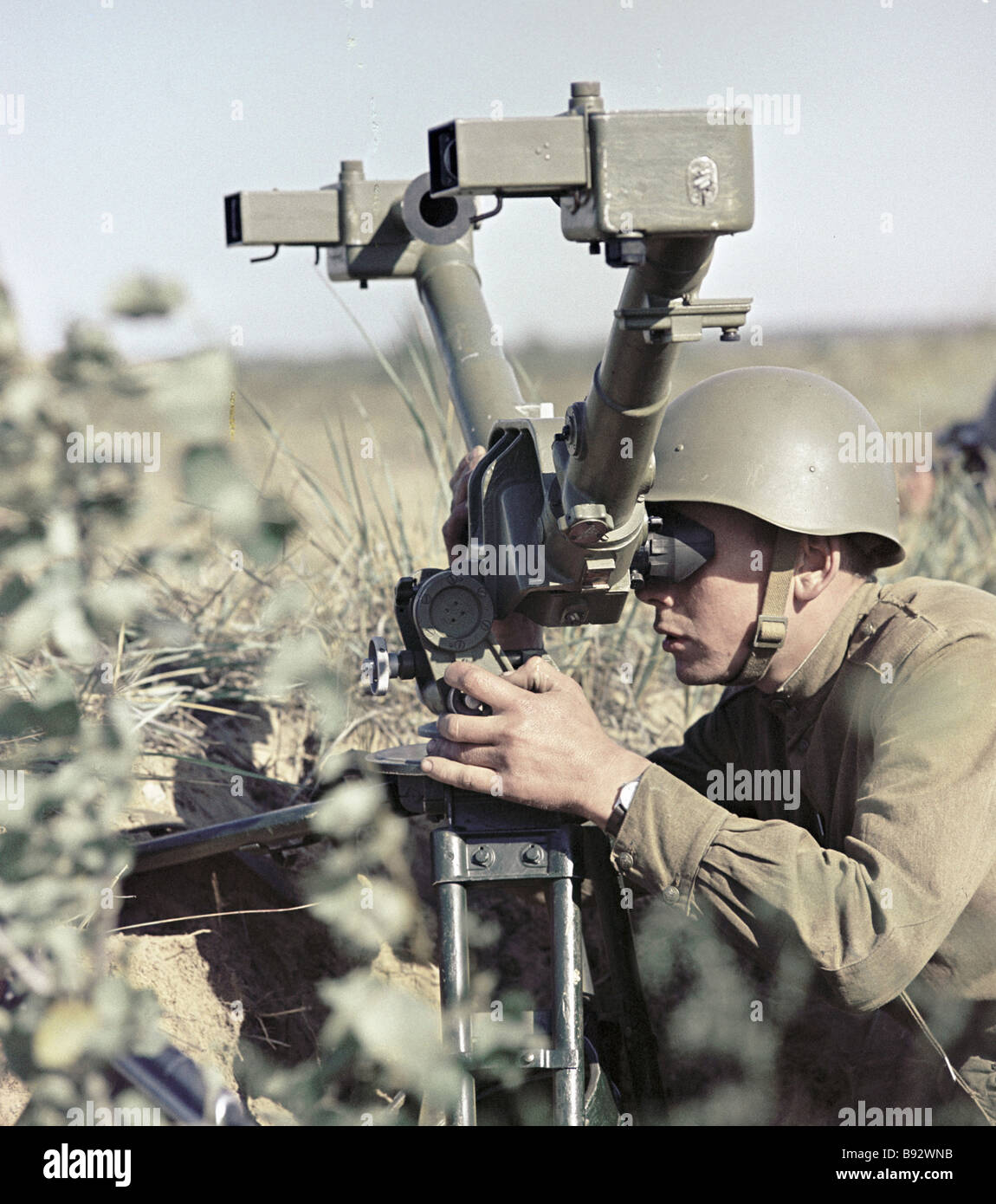 A soldier looking through a periscope during training Stock Photo - Alamy