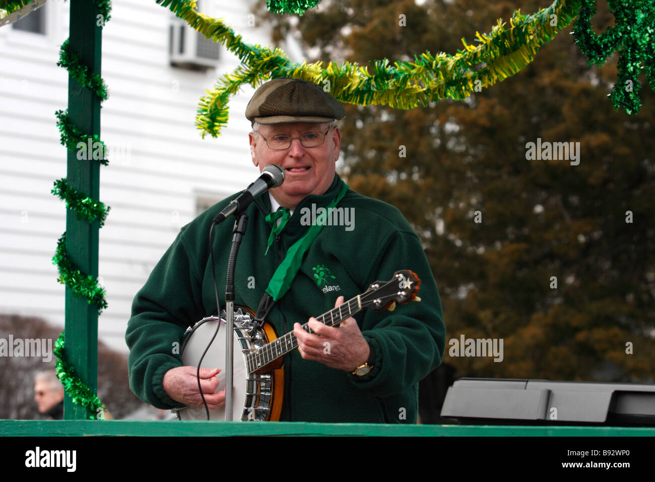Man playing Banjo on float in St Patricks Day Parade Stock Photo - Alamy