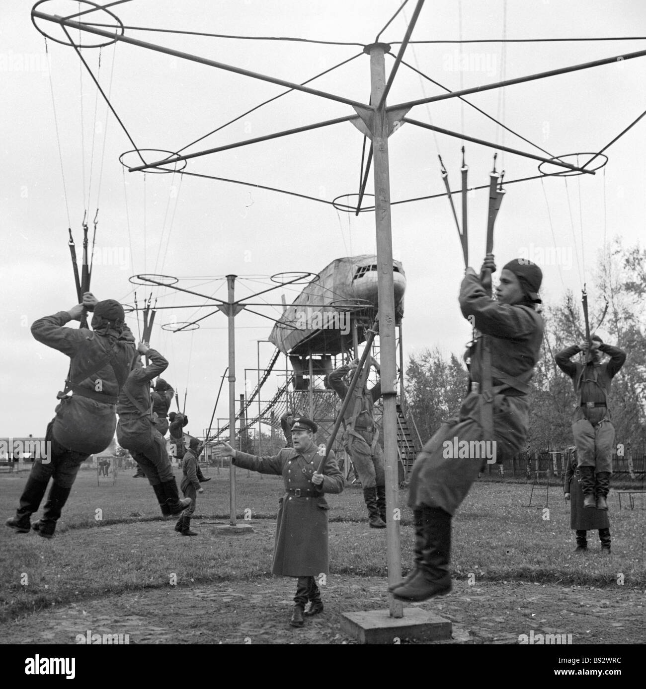 Soldiers train on a parachute jumping simulator Stock Photo - Alamy