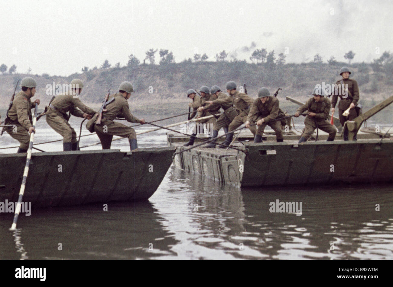 Soldiers arrange crossing Stock Photo - Alamy