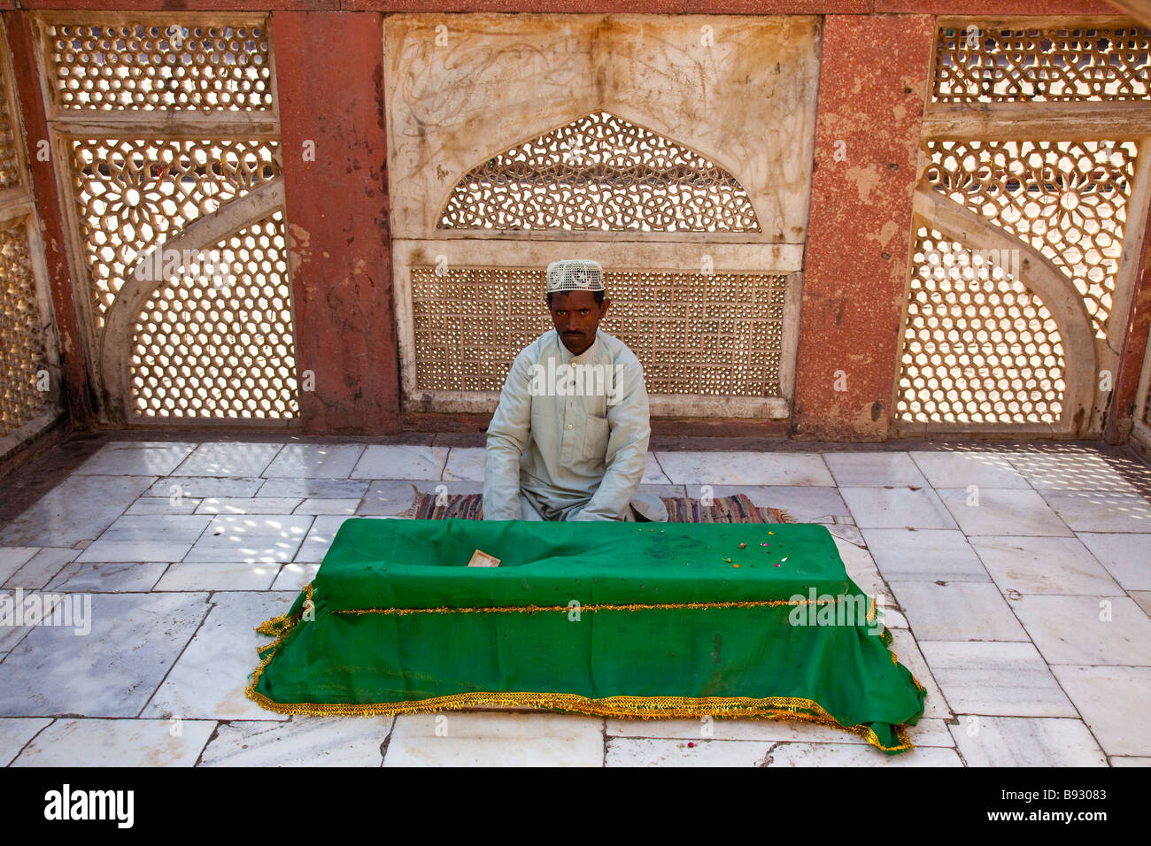 Tomb of a holy man hi-res stock photography and images - Alamy