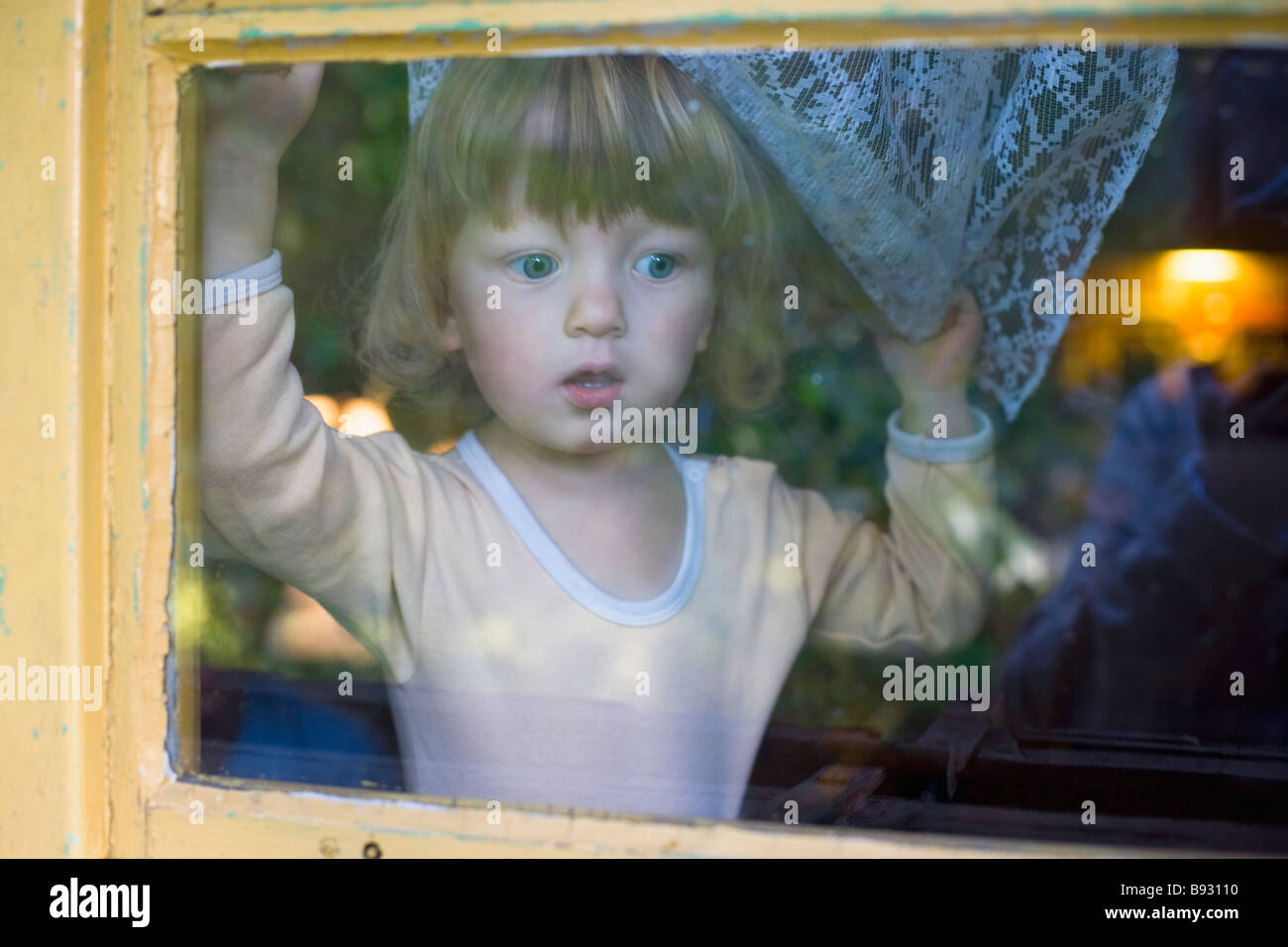 BOY 2 YEARS LOOKING THROUGH THE WINDOW Stock Photo - Alamy