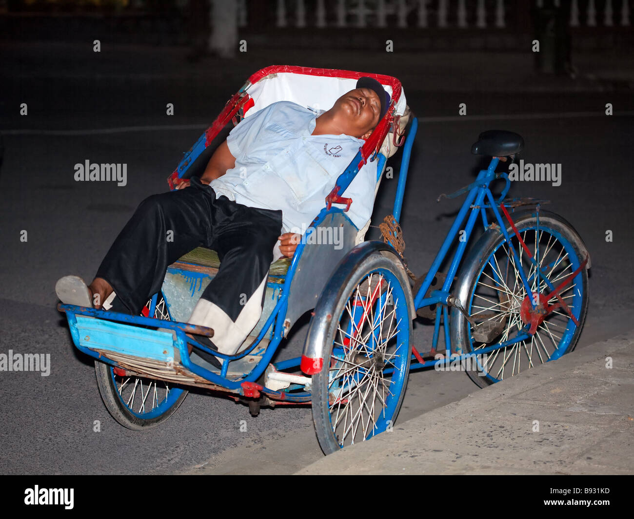 Vietnamese cycle rickshaw sleepeng in cycle Stock Photo - Alamy
