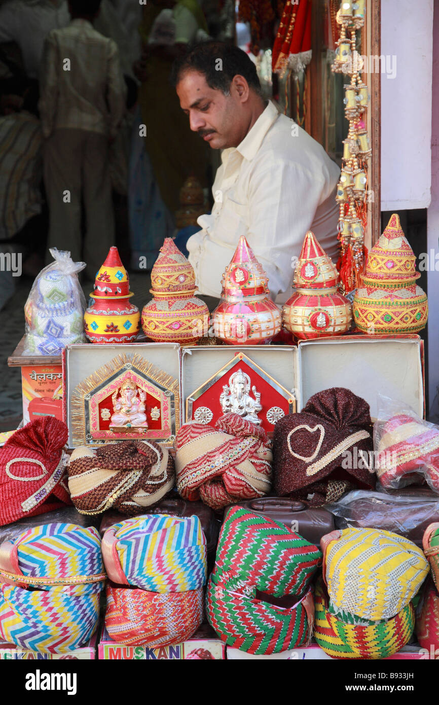 India Rajasthan Udaipur turban shop vendor Stock Photo - Alamy