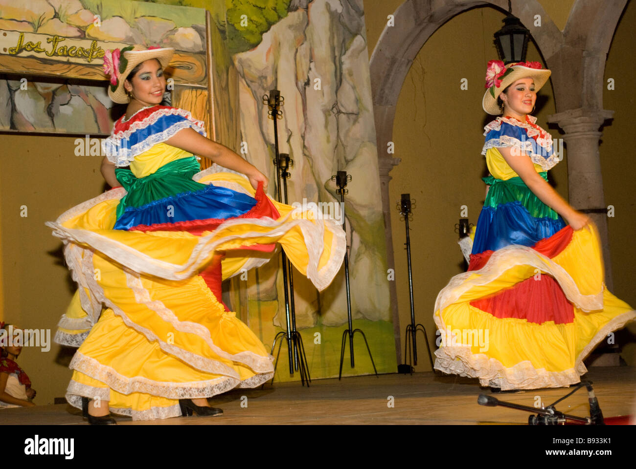 Mexican dancers mexico hi-res stock photography and images - Alamy