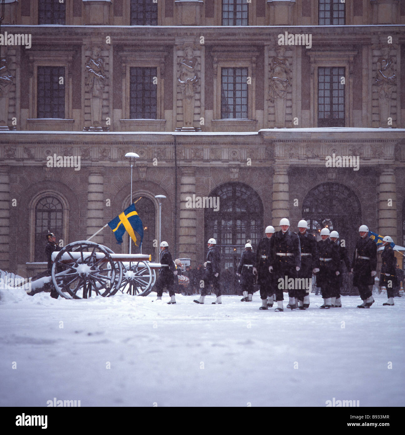 Changing guard in snow royal hi-res stock photography and images - Alamy