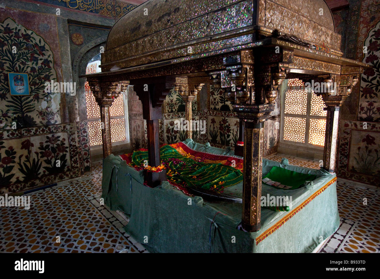 Inside Sheikh Salim Chishti Tomb inside the Friday Mosque in Fatehpur ...
