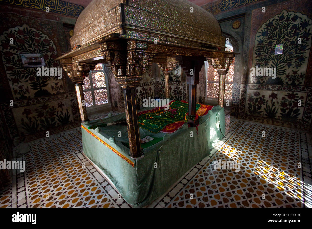 Inside Sheikh Salim Chishti Tomb inside the Friday Mosque in Fatehpur ...