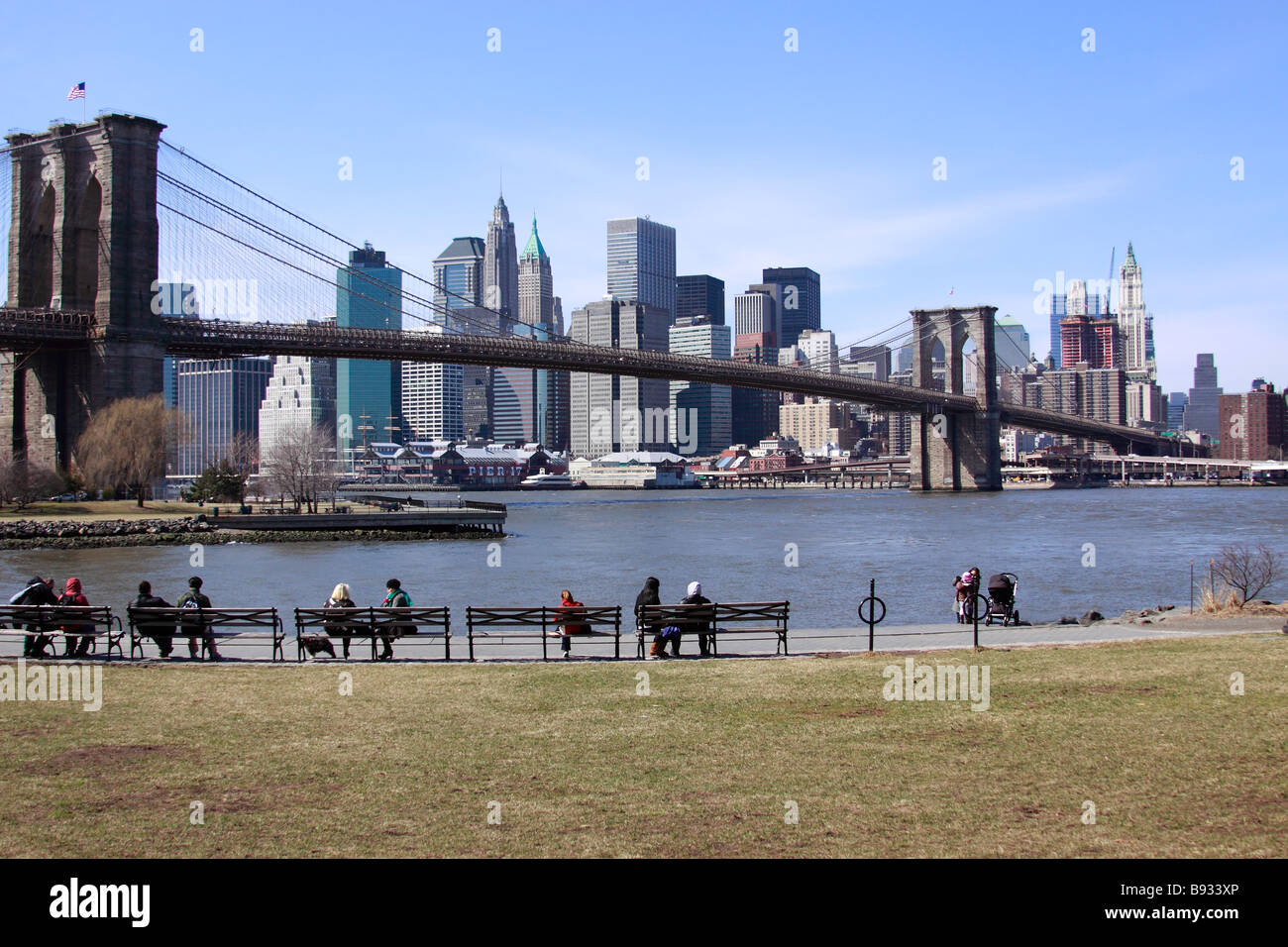People enjoying sunny winter day at park overlooking Brooklyn Bridge ...