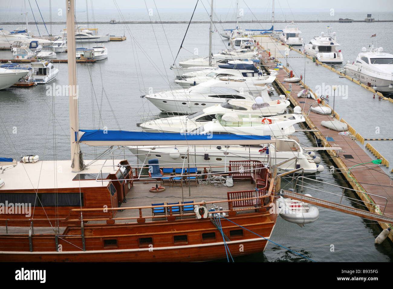 Busy sea port hi-res stock photography and images - Alamy