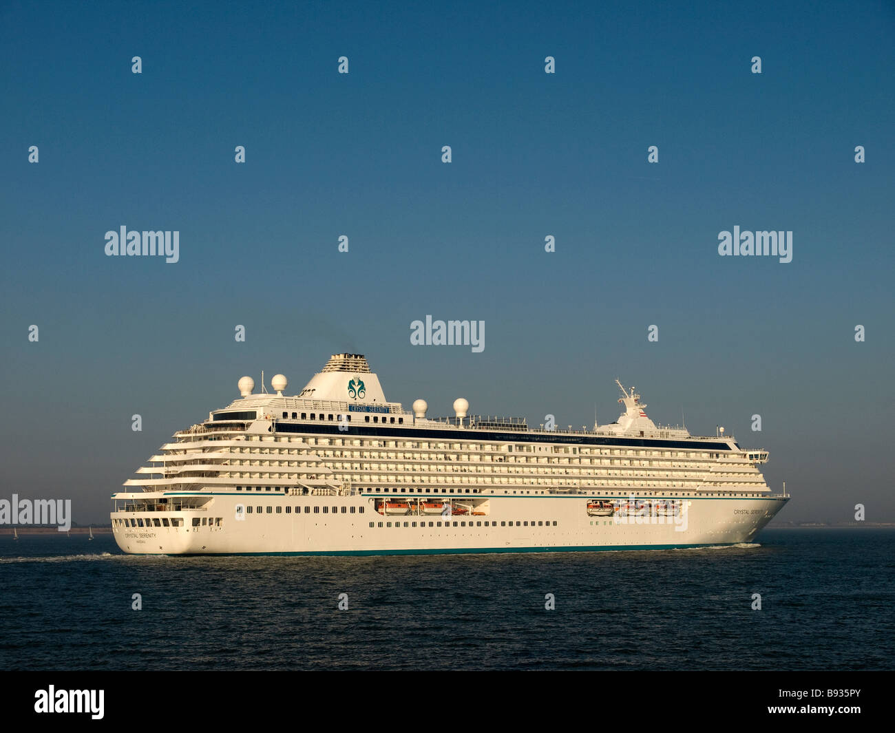 Crystal serenity cruise ship hi-res stock photography and images - Alamy