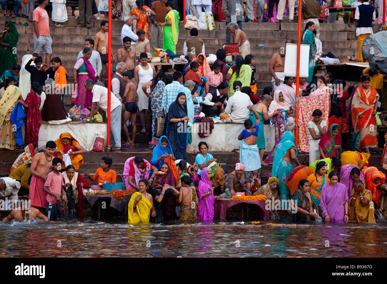Hindu ritual bathing hi-res stock photography and images - Alamy