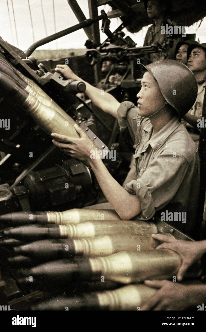 A Vietnamese soldier loads an AA gun Stock Photo - Alamy