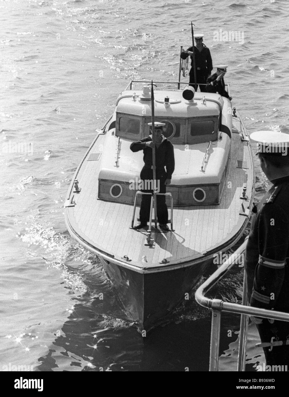 A barge comes alongside a warship Stock Photo - Alamy