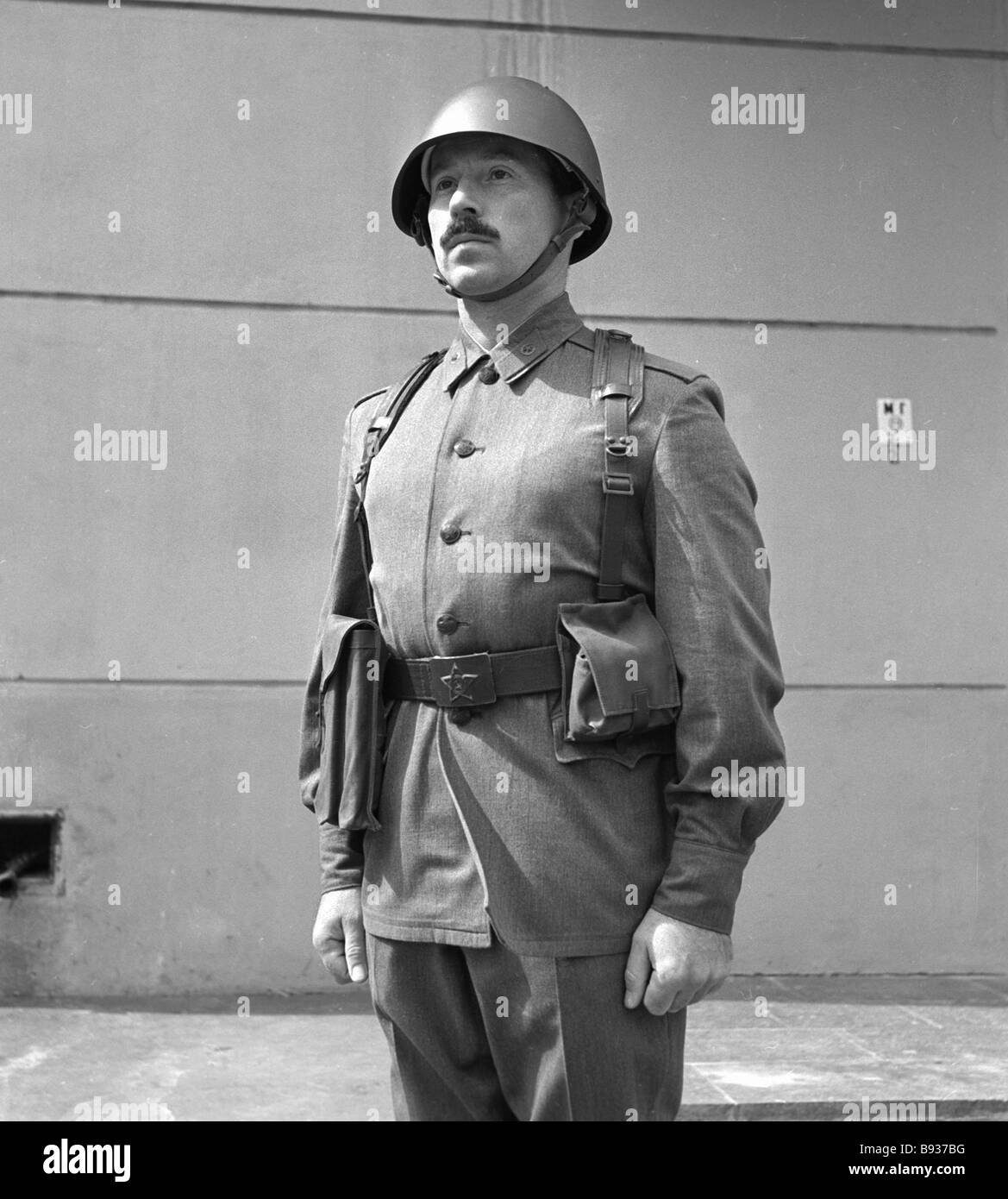 Soldier demonstrates summer time field uniform for sergeants and ...