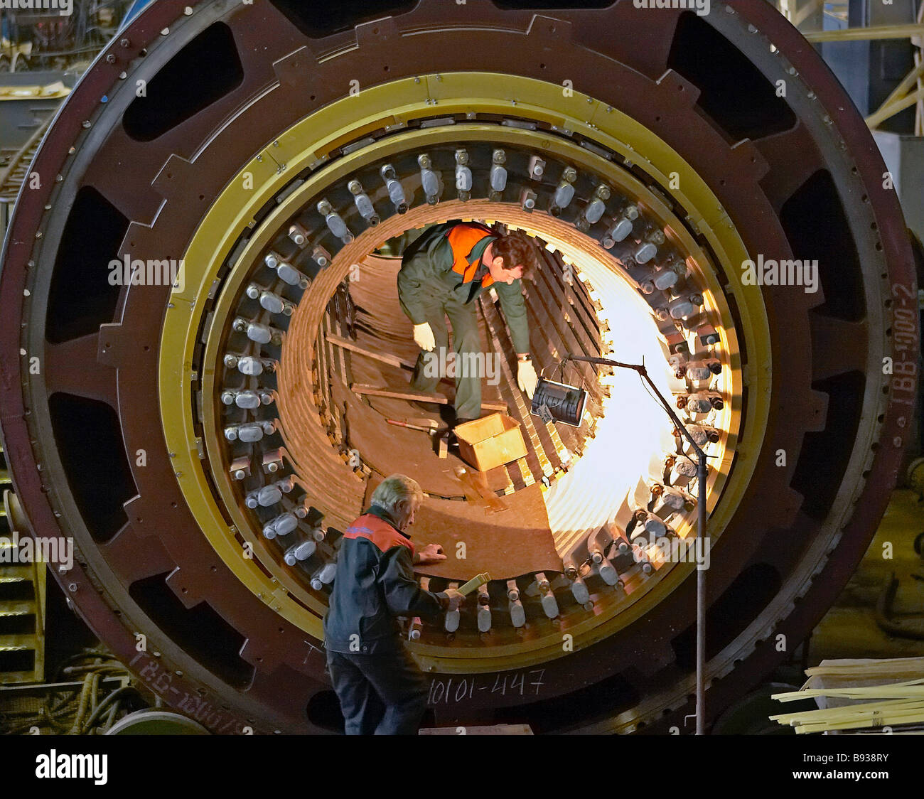 Testing new unique asynchronized turbine generator for the Kashira GRES ...