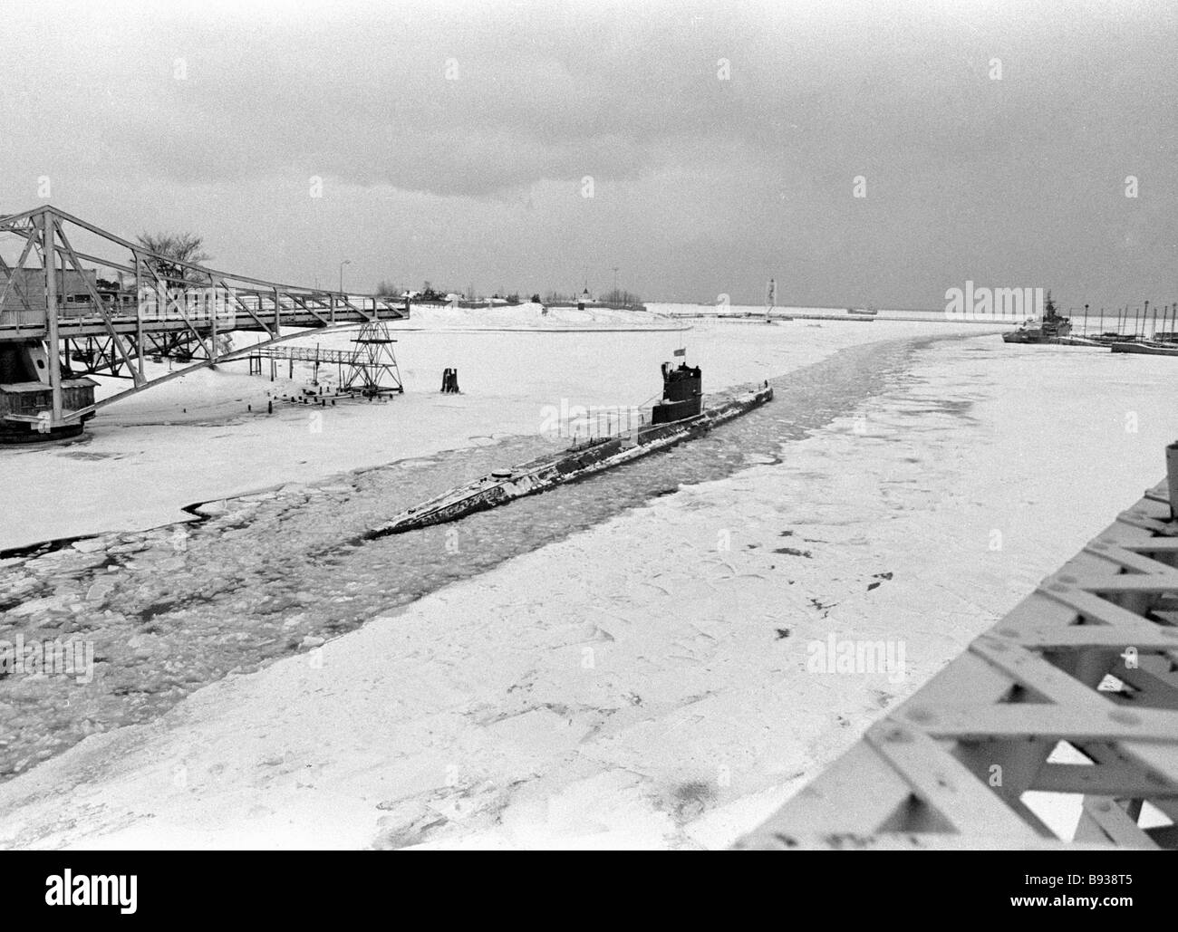 Diesel attack submarine cruises into the non freezing part of the ...