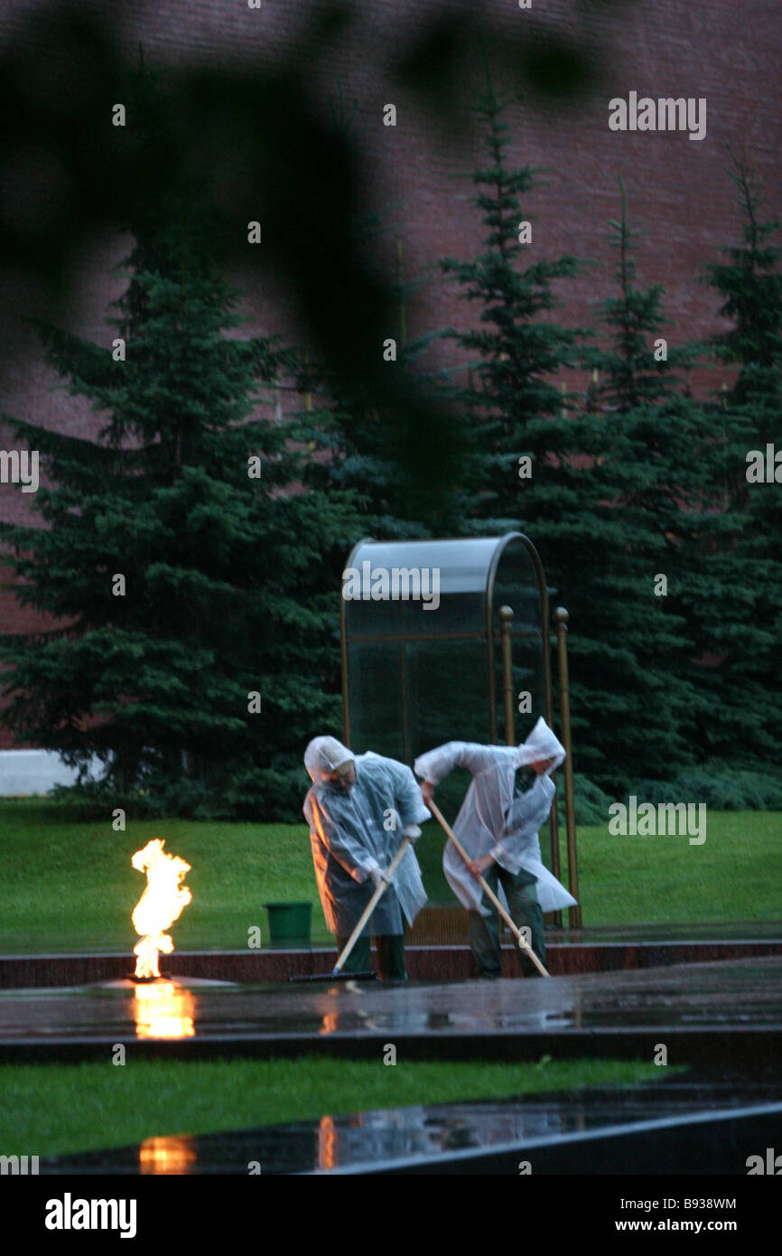 Preparations for Memory Day June 22 in the Alexandrovsky Gardens Stock ...