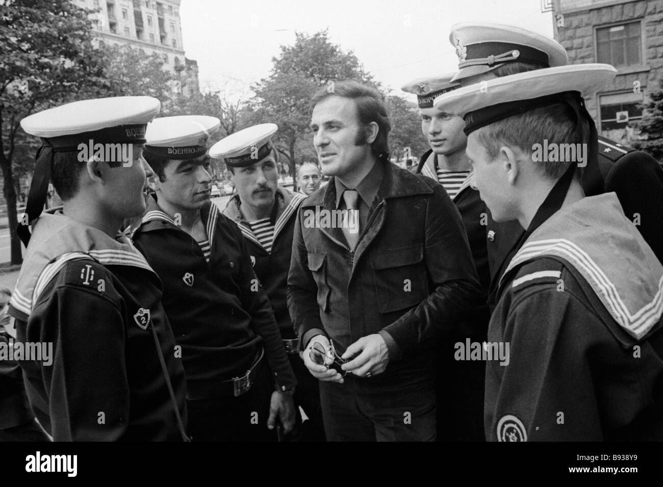 Miki Jevremovic popular Yugoslav singer center talks to Soviet sailors ...