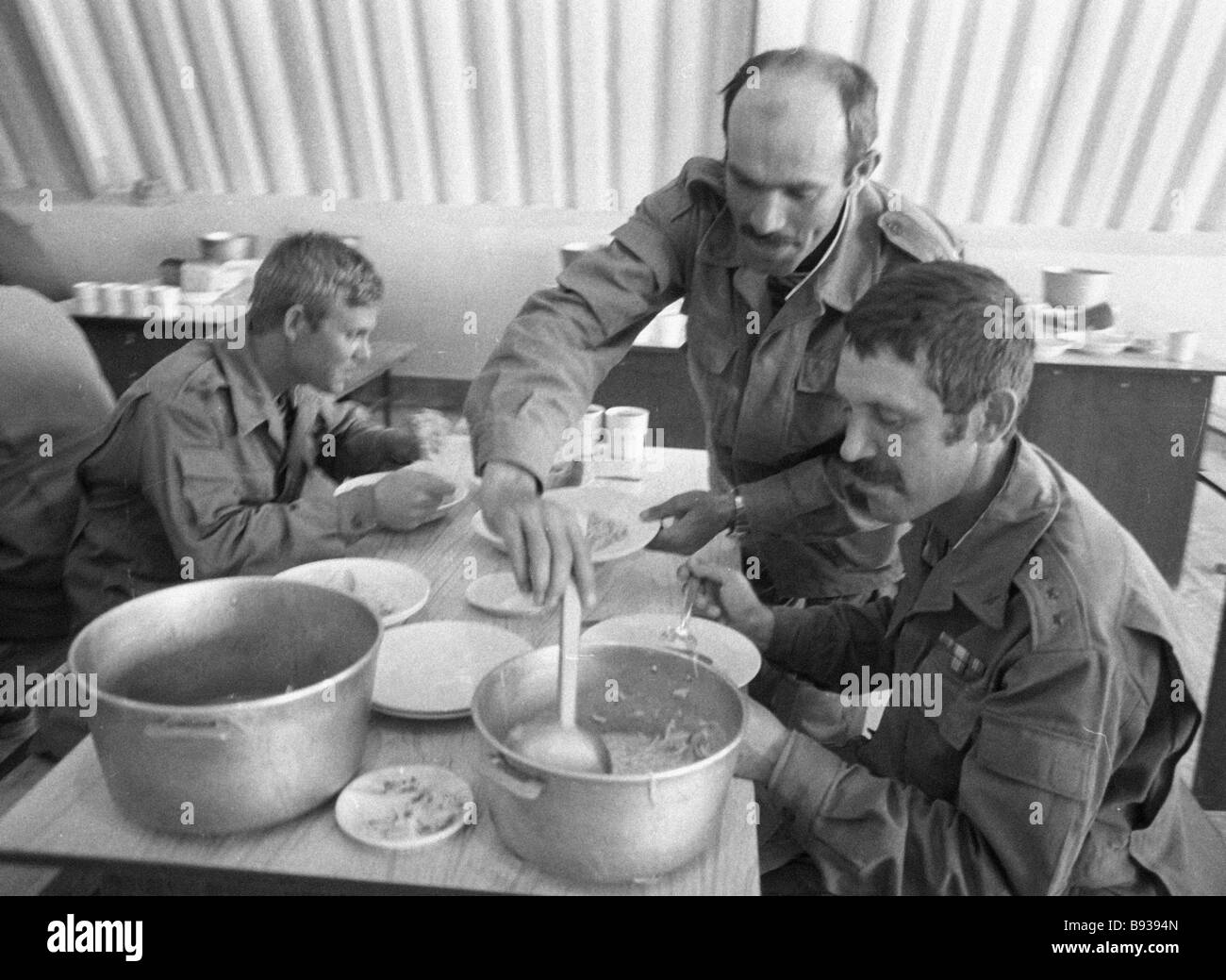 Warrant officers eat lunch in the field Stock Photo - Alamy