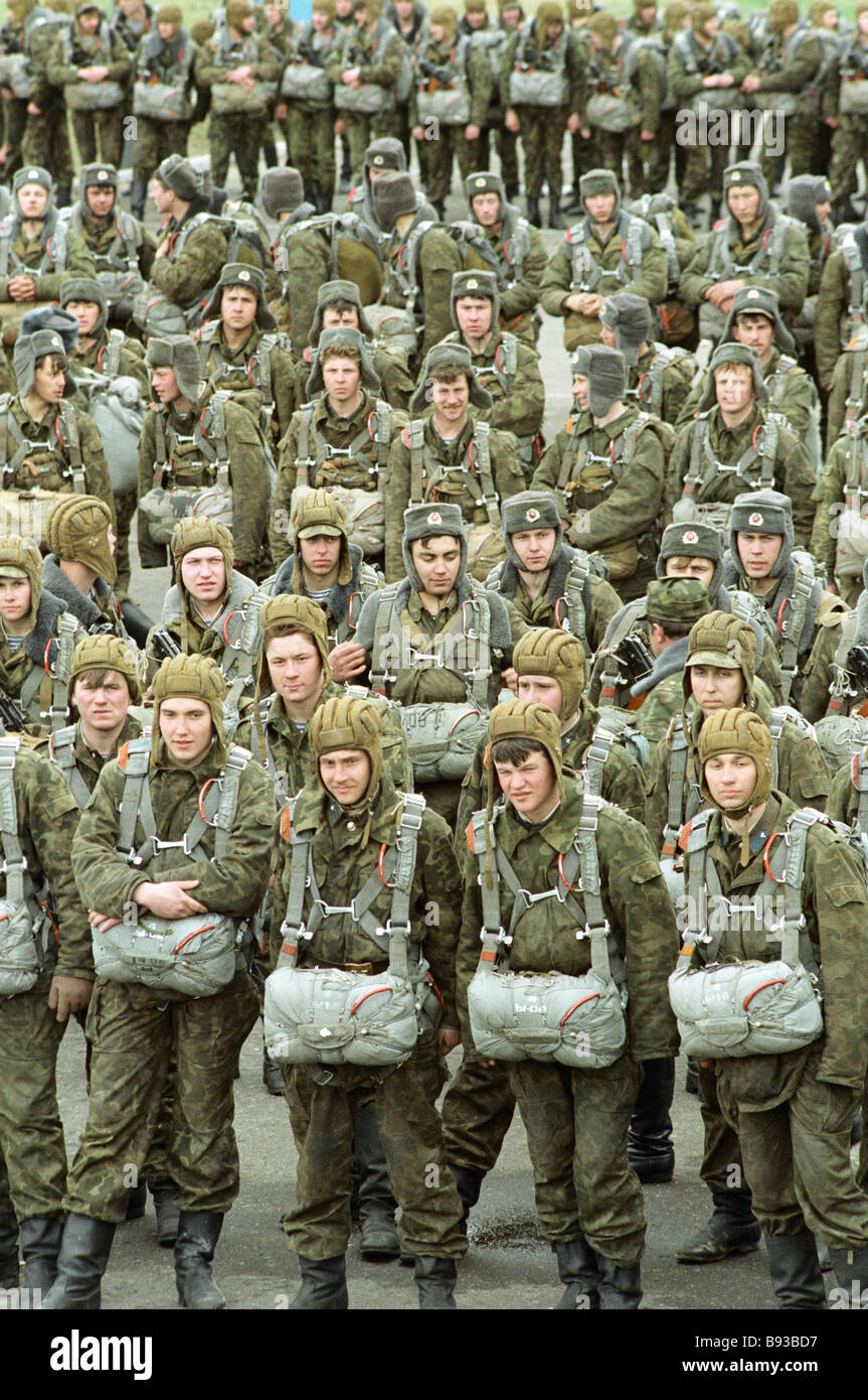 Airborne Force soldiers wait for plane during tactical exercise Stock ...