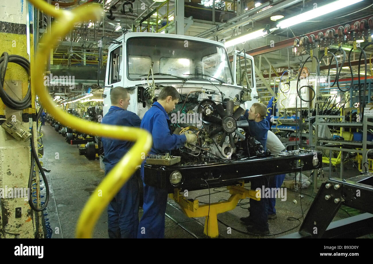 GAZ 3307 vehicles on the main assembly line of the Gorkovsky motorcar ...