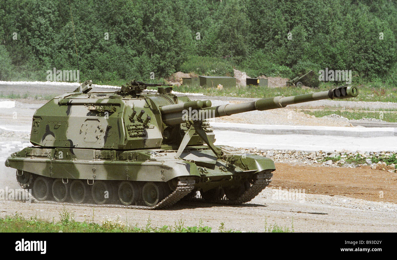 152mm Msta S self propelled howitzer at the second Ural arms exhibition Stock Photo - Alamy