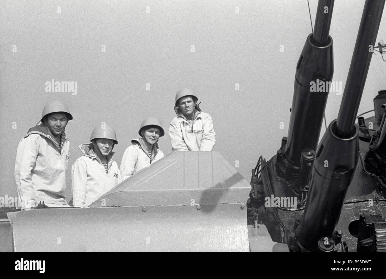 Naval gunners at the gun Stock Photo - Alamy