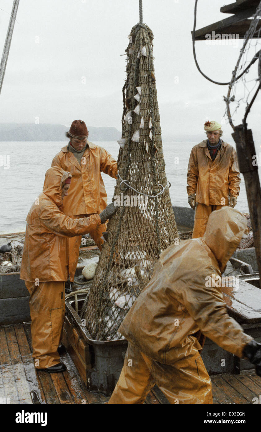 Fishermen unload catch from trawl Stock Photo - Alamy
