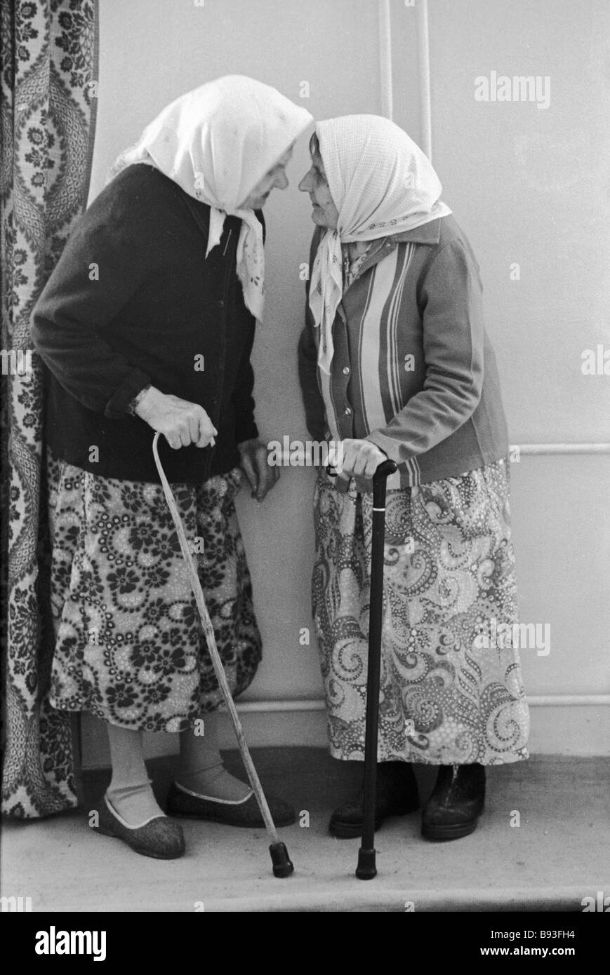 Old women talk to each other in a house for elderly Stock Photo - Alamy