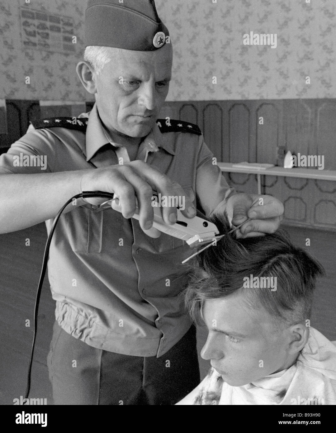 Senior warrant officer cutting the recruit s hair Stock Photo - Alamy