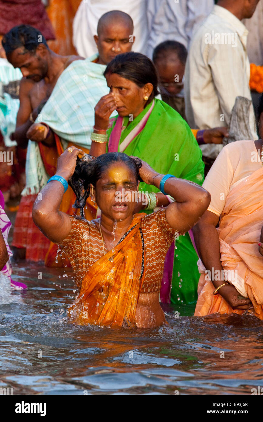 Hindu bathing ritual hi-res stock photography and images - Alamy