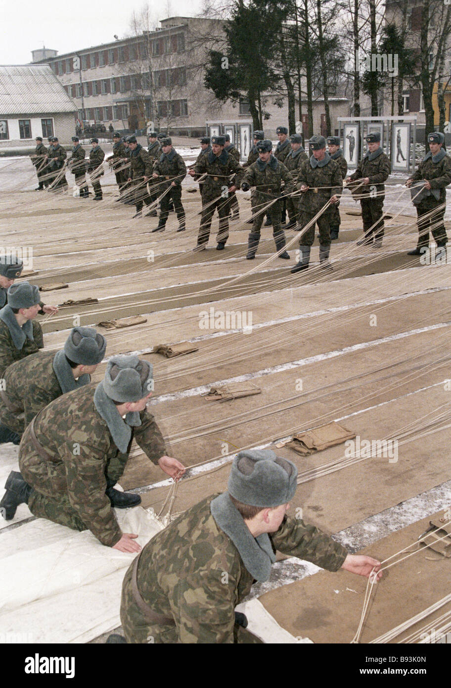 Soldiers learn to pack parachutes in Airborne Force training center ...