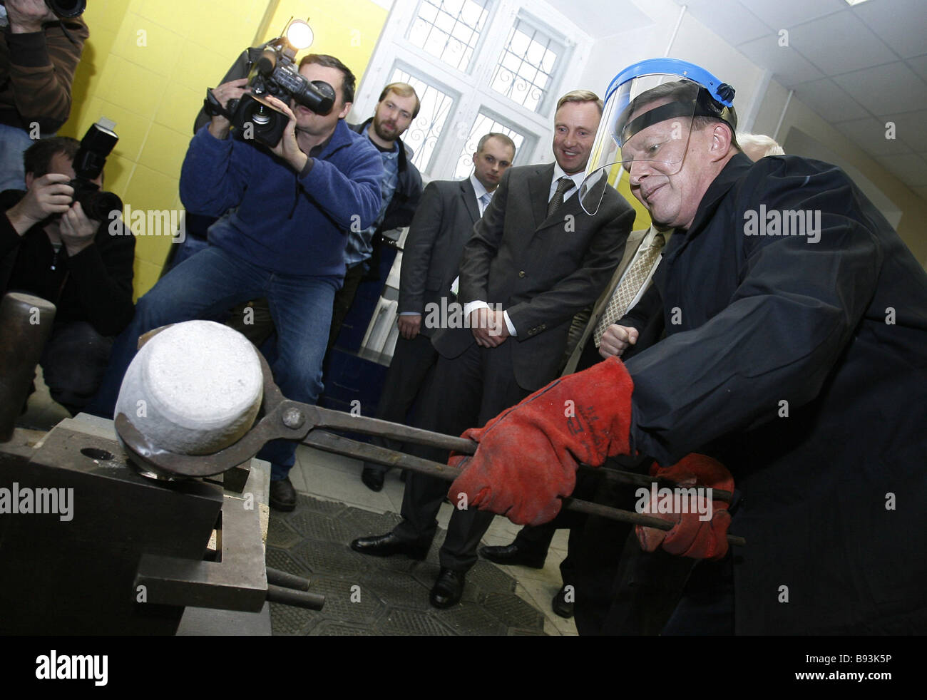 First Deputy Prime Minister Sergei Ivanov rigth visiting the Moscow ...