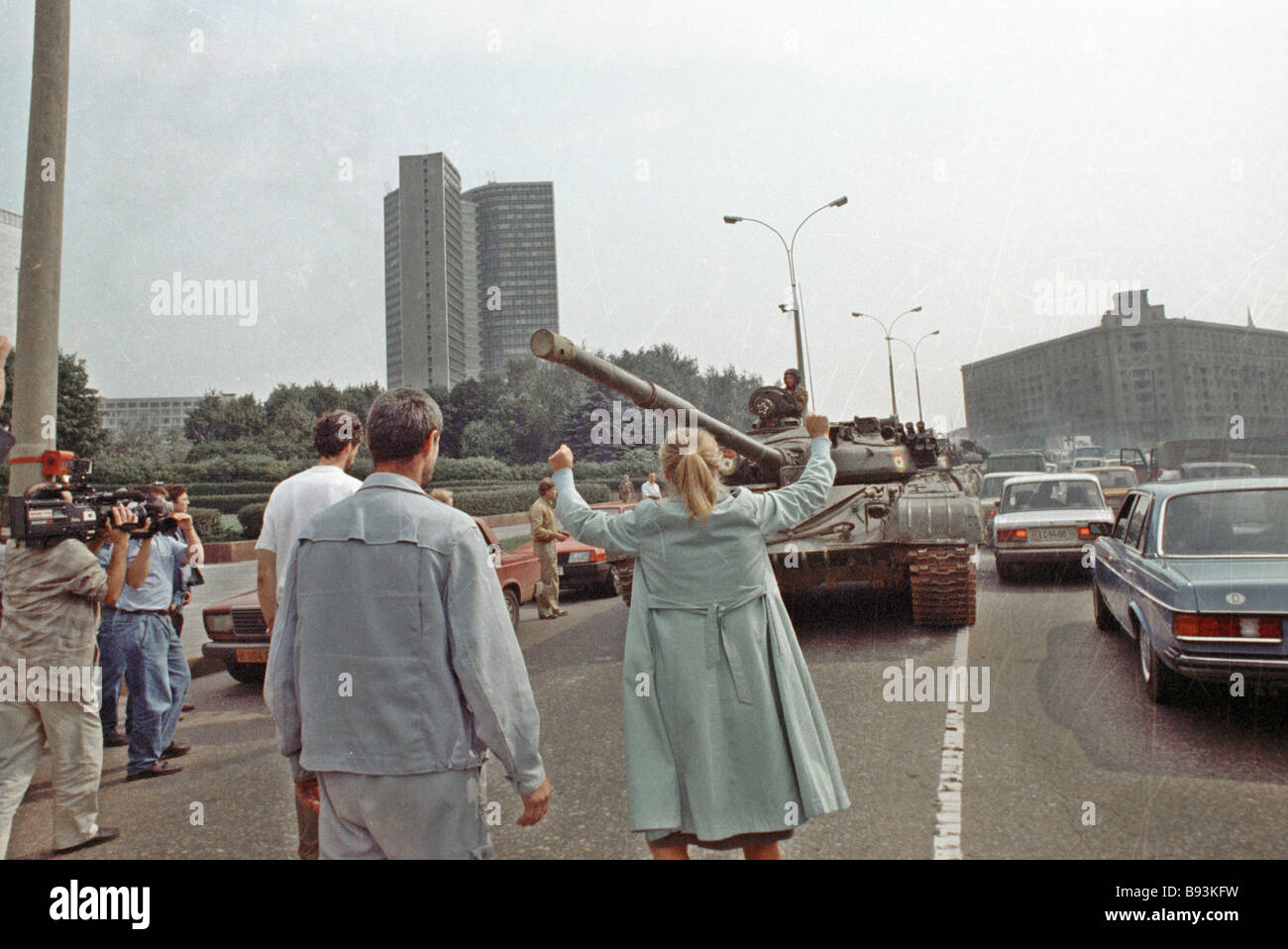 Muscovites block the way for military weaponry during the GKChP coup ...