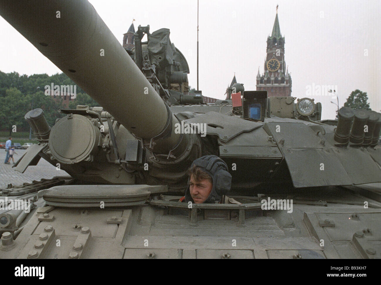 A tank on Vasilyevsky Spusk near the Kremlin during the GKChP putsch ...