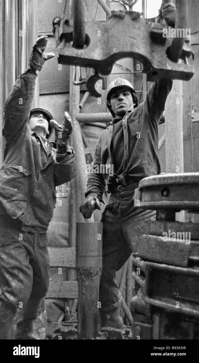 Workers at the Samotlor oilfield in Siberia Stock Photo - Alamy