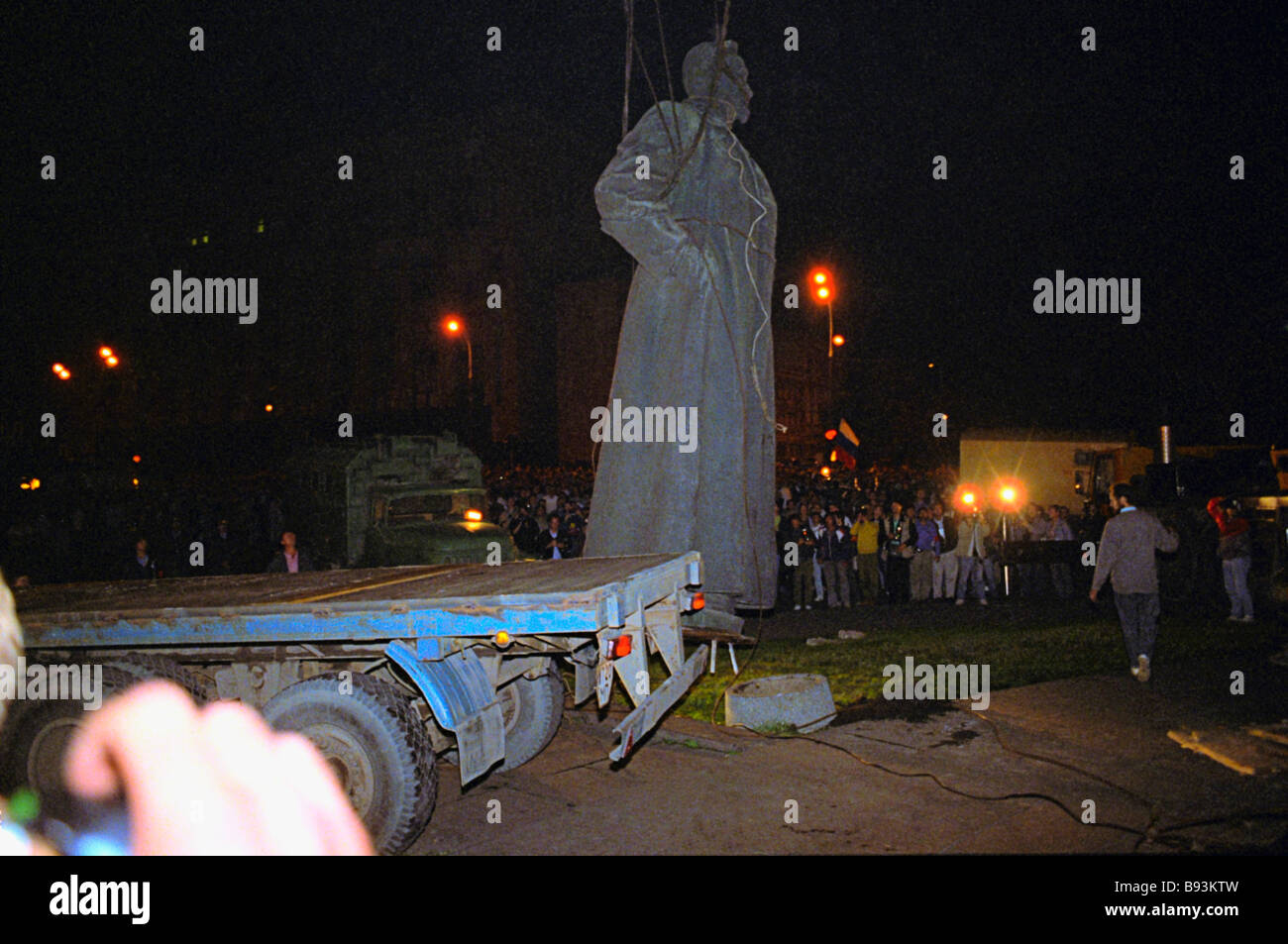 Dismantling monument to Felix Dzerzhinsky on Moscow s Dzerzhinsky ...