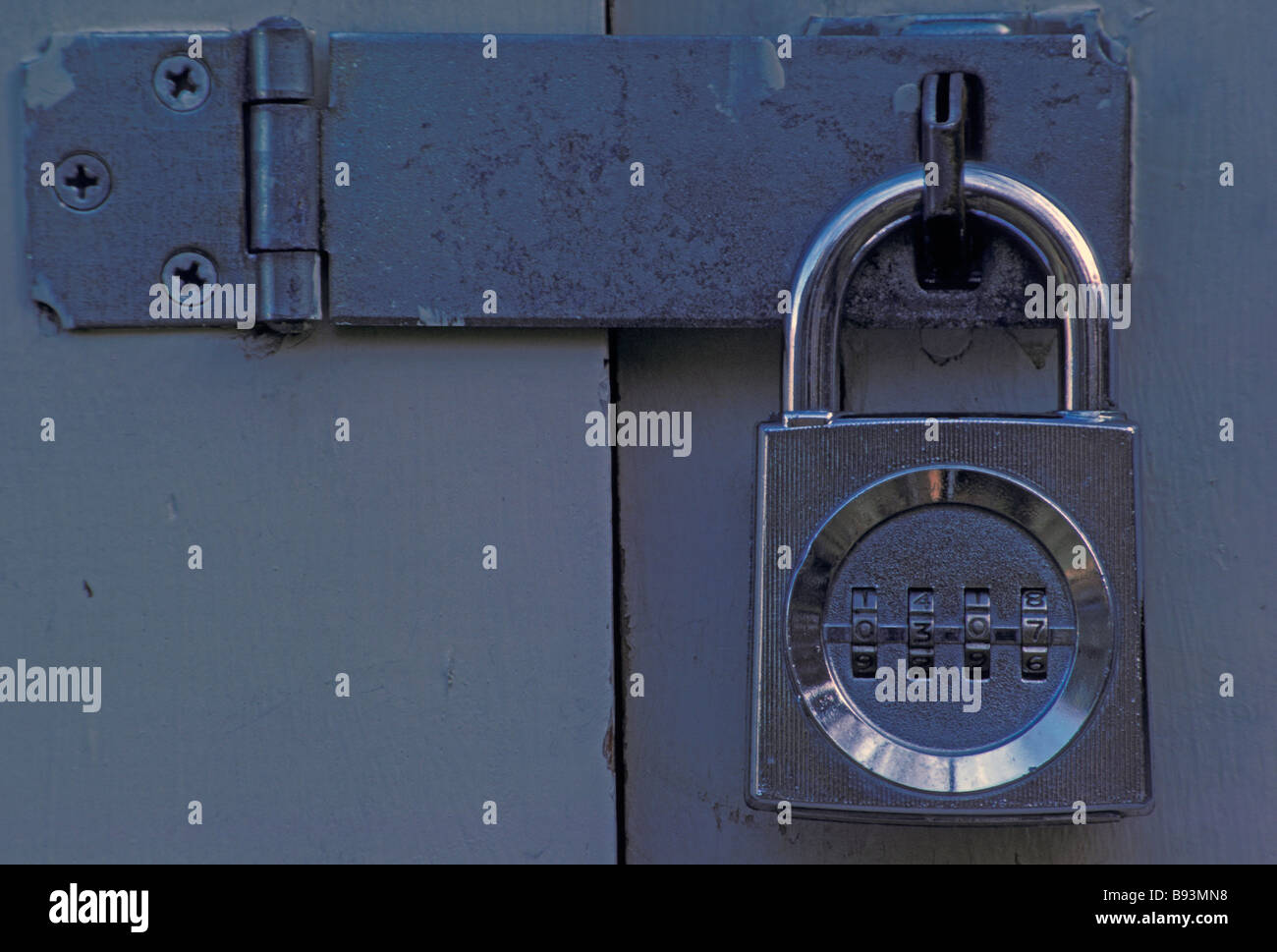 Padlock and hinge Stock Photo - Alamy